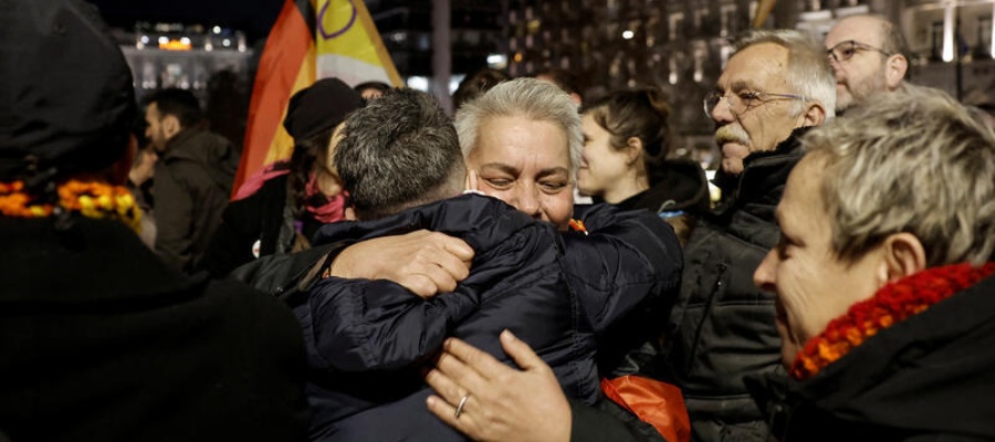 Γάμος ομόφυλων ζευγαριών: «Ιστορική στιγμή» από τα διεθνή ΜΜΕ η ψήφιση ...